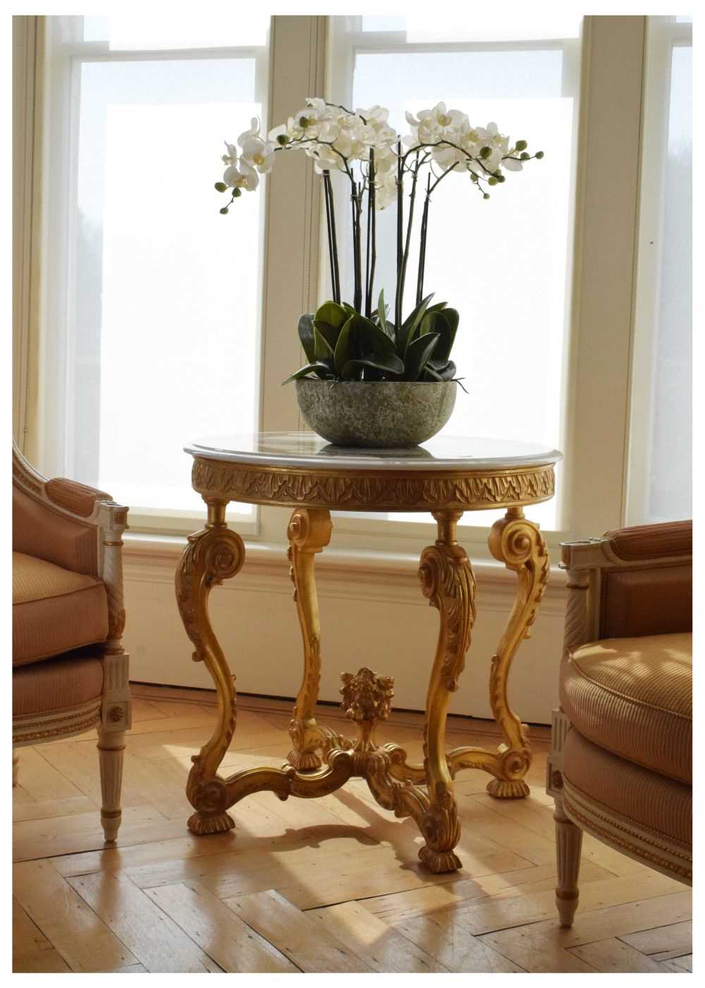 Lot 534 - Reproduction marble-topped giltwood centre