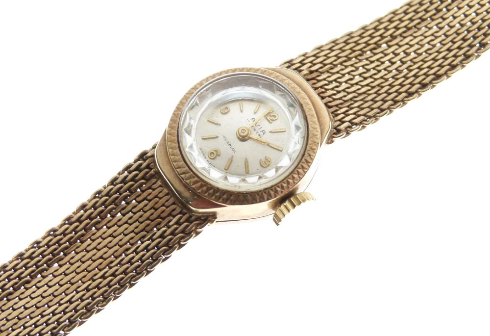 Lot 139 - Avia lady's 9ct gold watch