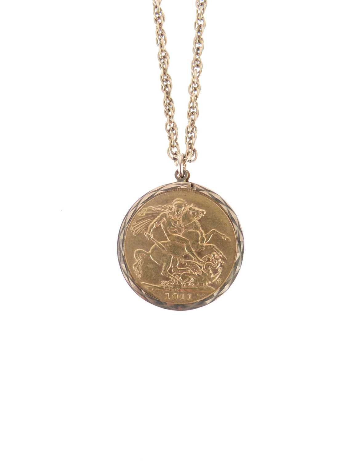 Lot 287 - 1911 George V gold sovereign in 9ct gold