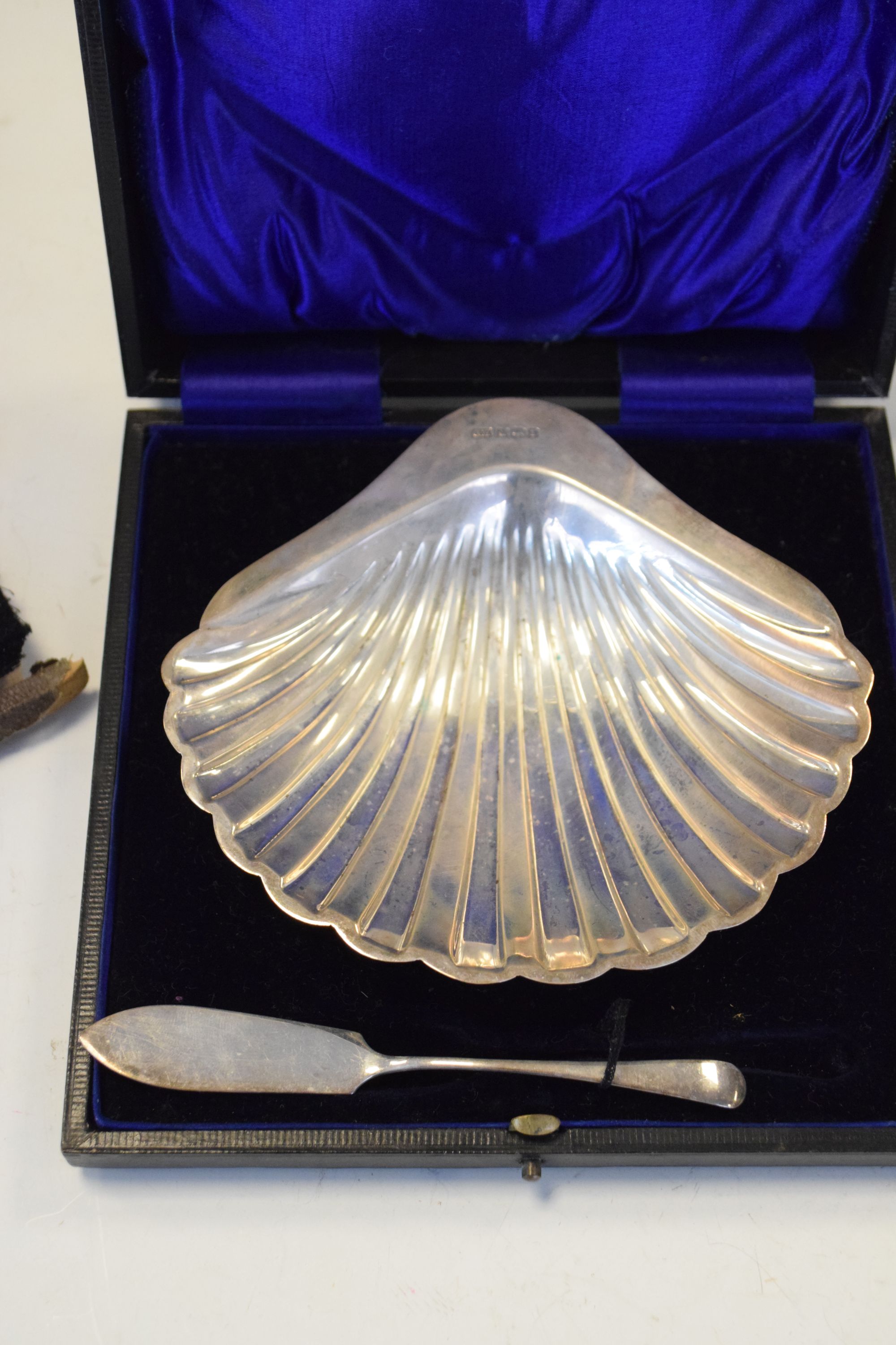 Lot 127 - Edwardian cased silver shell butter dish and