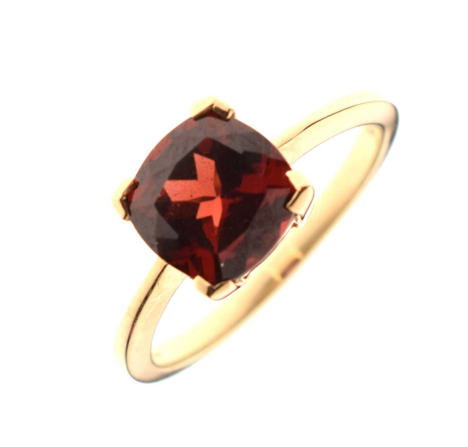 Lot 47 - 9ct gold single-stone garnet ring
