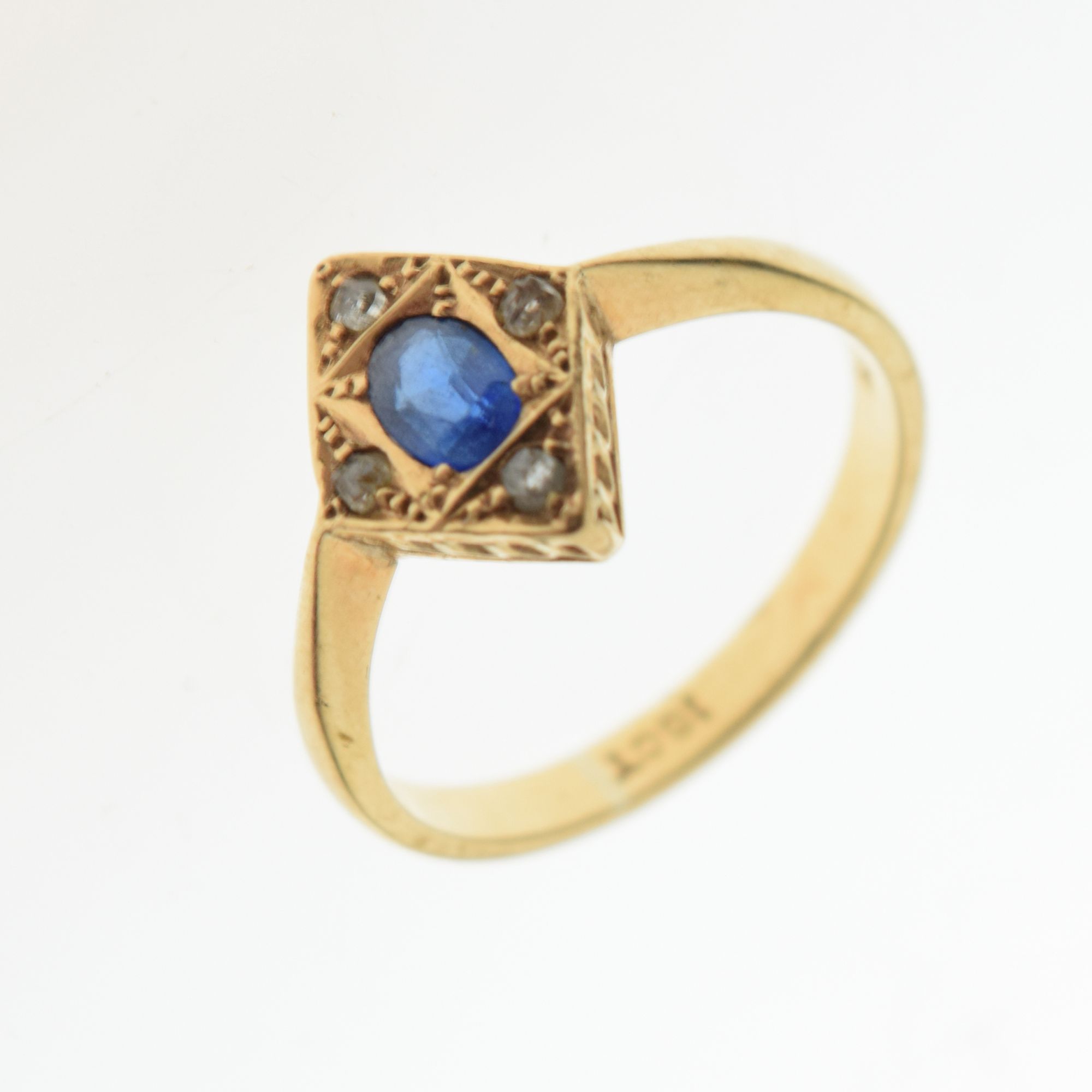 Lot 33 - 18ct blue stone ring