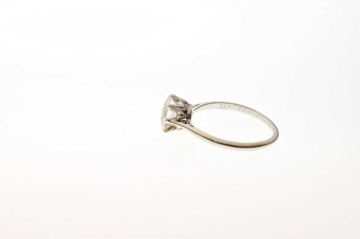 Lot 25 - Single stone ring