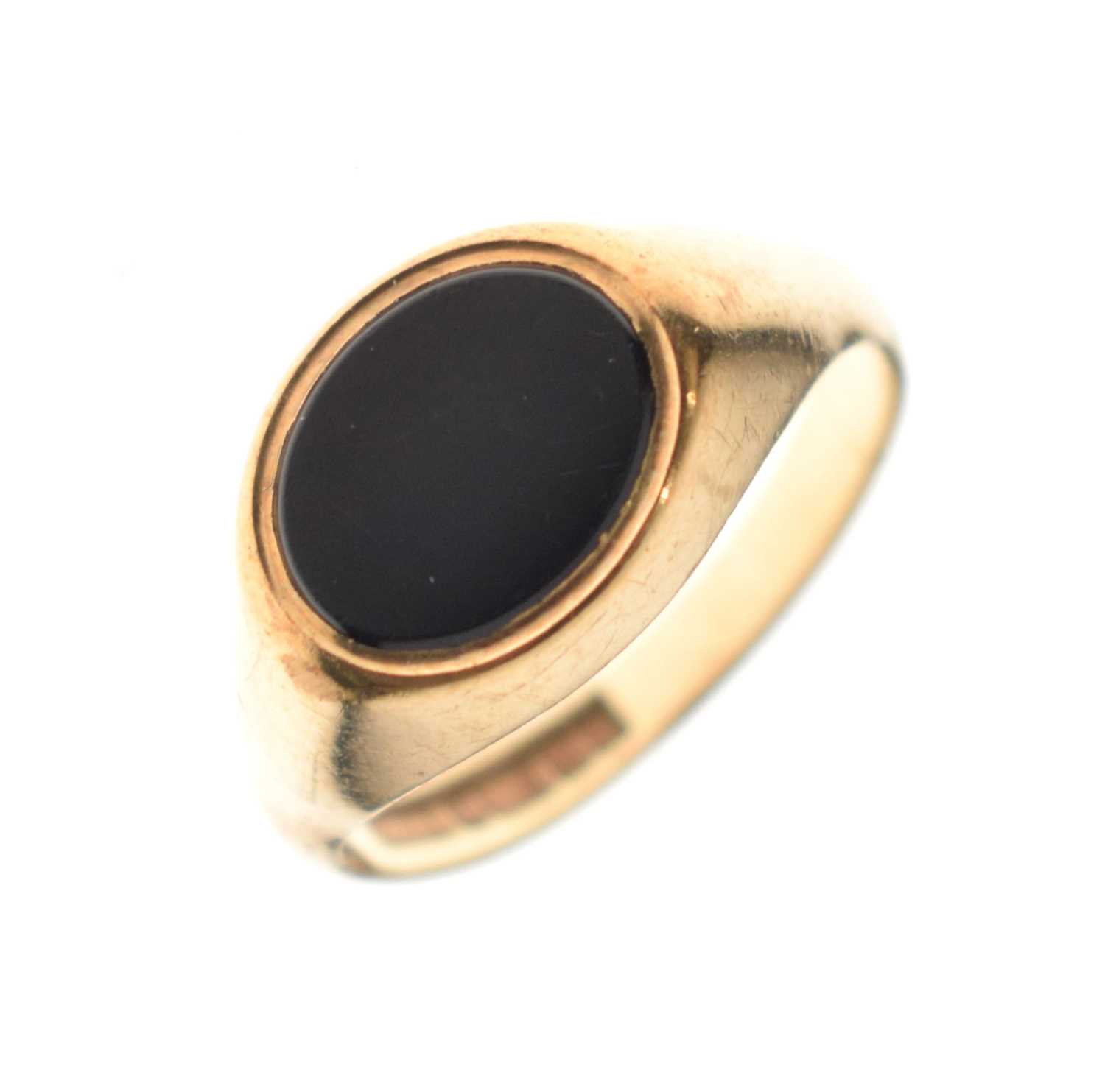 Lot 14 - 9ct gold and black onyx signet ring