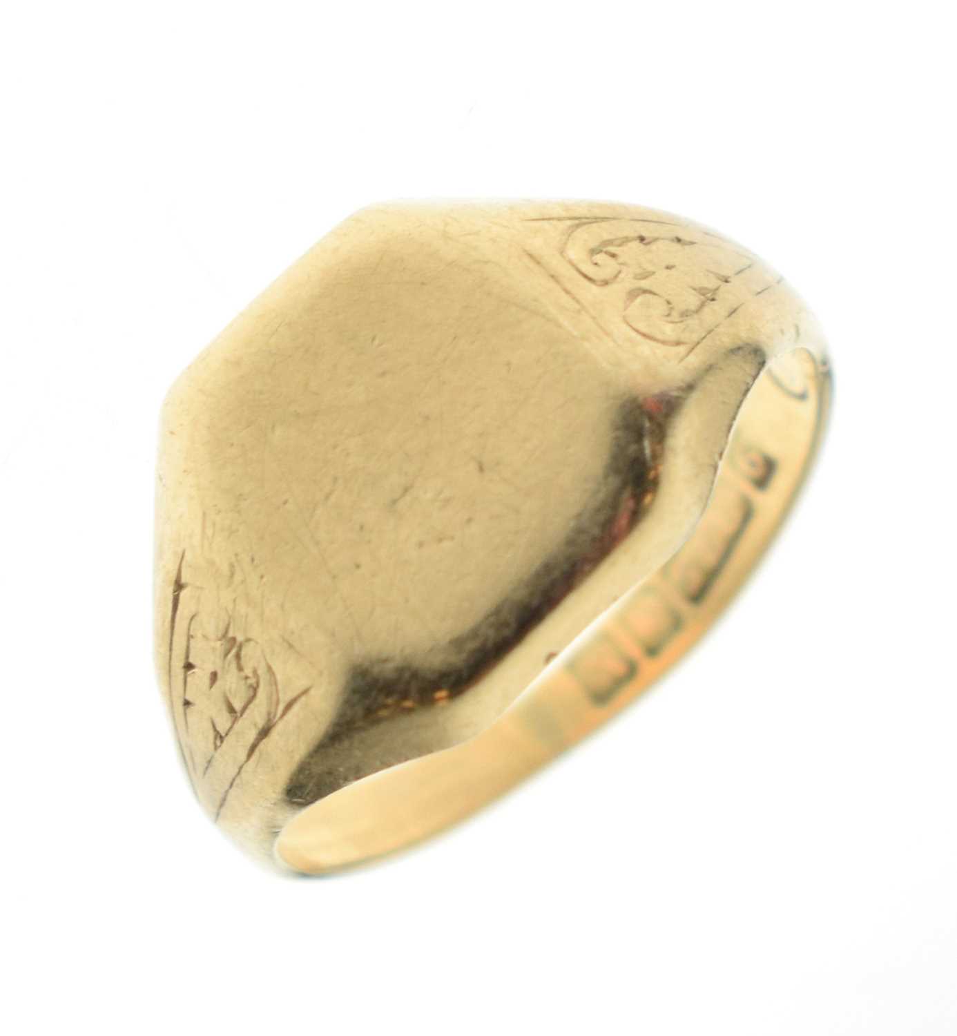 Lot 67 - 9ct gold signet ring