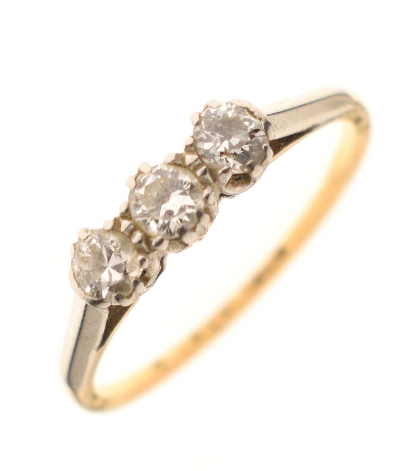 Lot 17 - Diamond three-stone ring