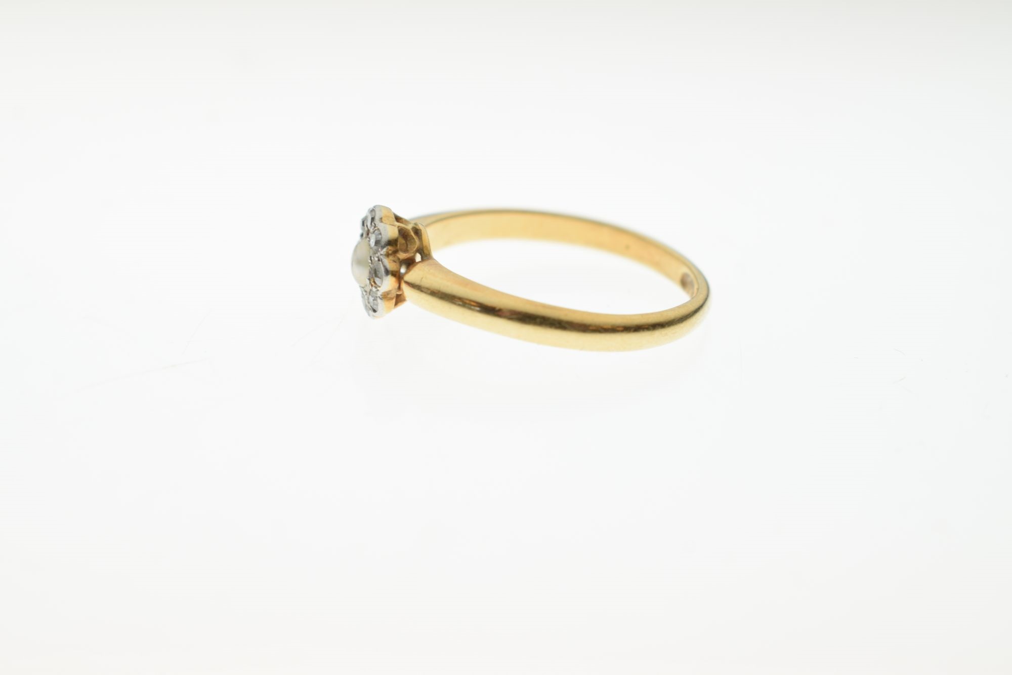 Lot 41 - Pearl and diamond flower head cluster ring