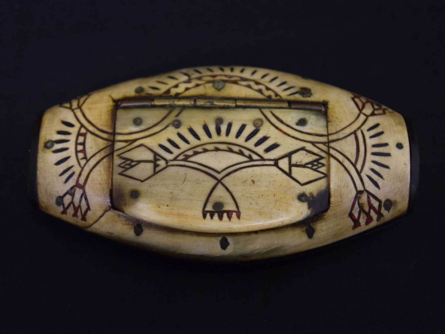 Lot 402 - Scrimshaw-decorated horn snuff box