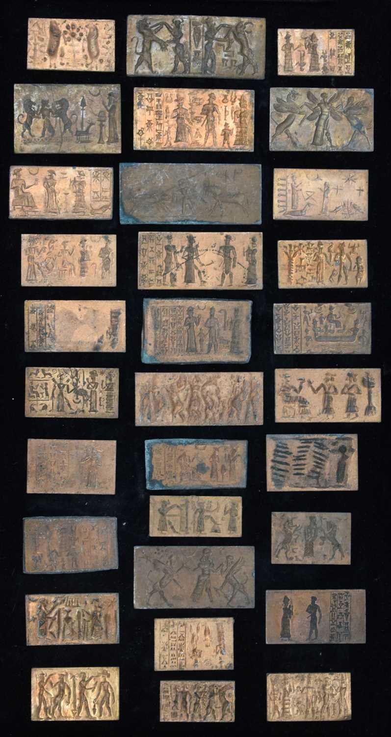 Lot 158 - Collection of approximately thirty-one Grand