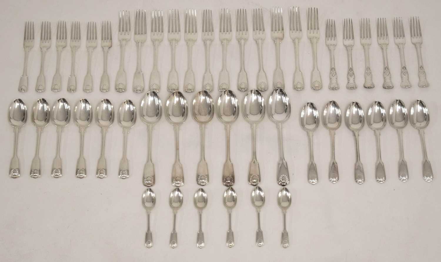 Lot 166 - Canteen of matched silver fiddle shell and