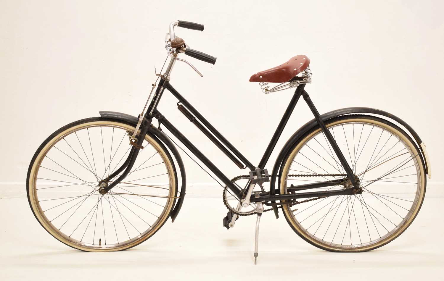 Lot 321 - Vintage Elswick 'Hopper' bicycle in black