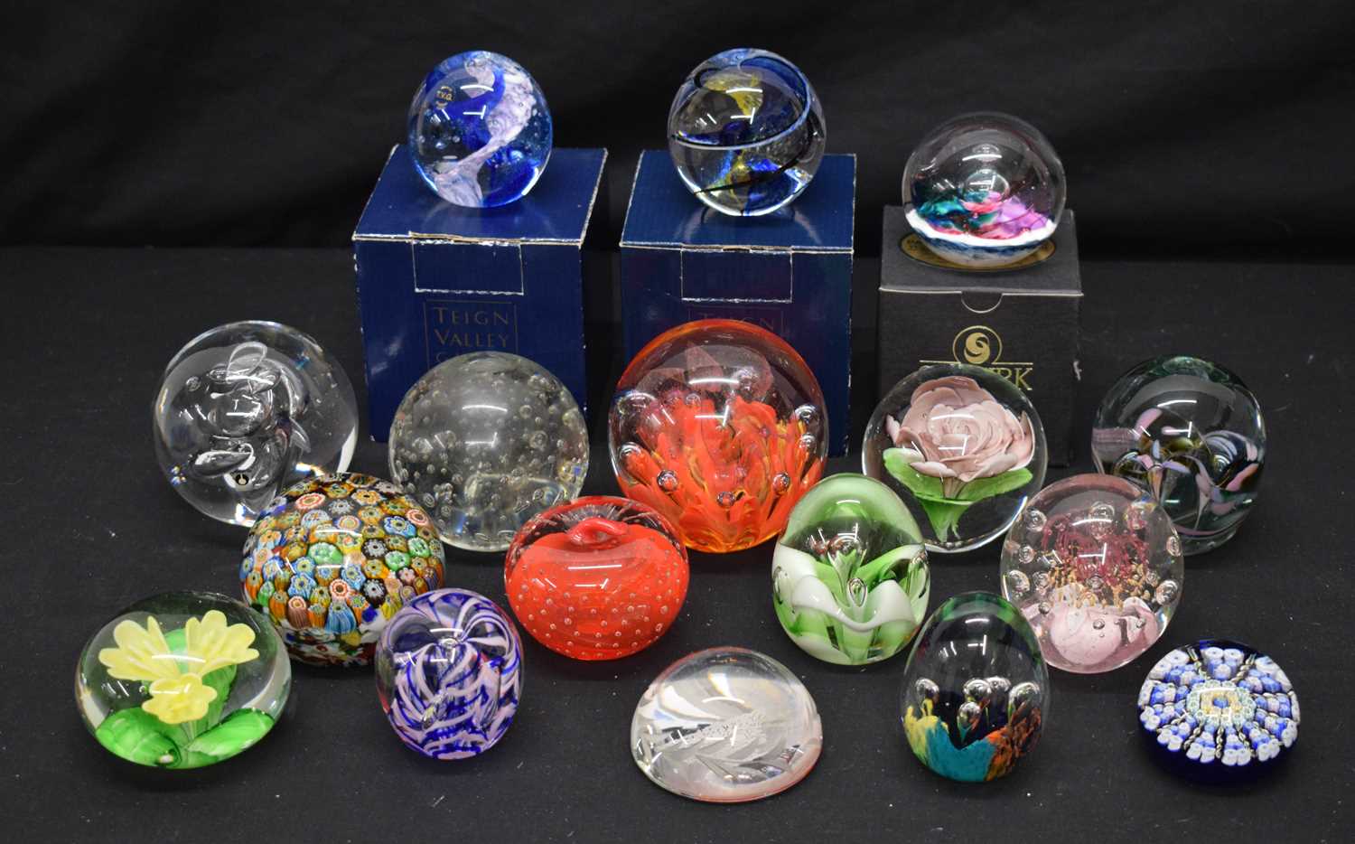 Lot 369 - Collection of late 20th century glass