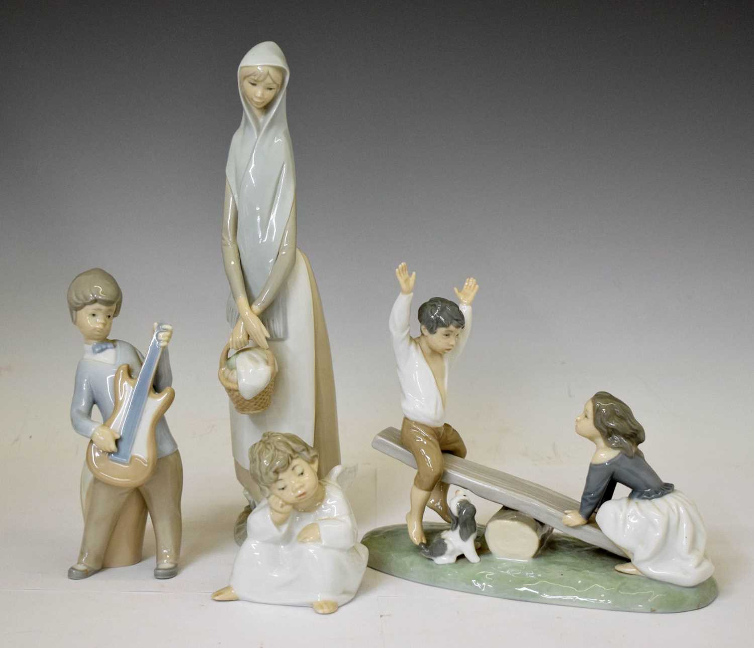 Lot 287 - Group of four Lladro figures