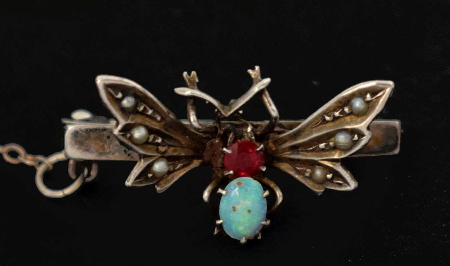Lot 64 - Insect brooch with opal abdomen