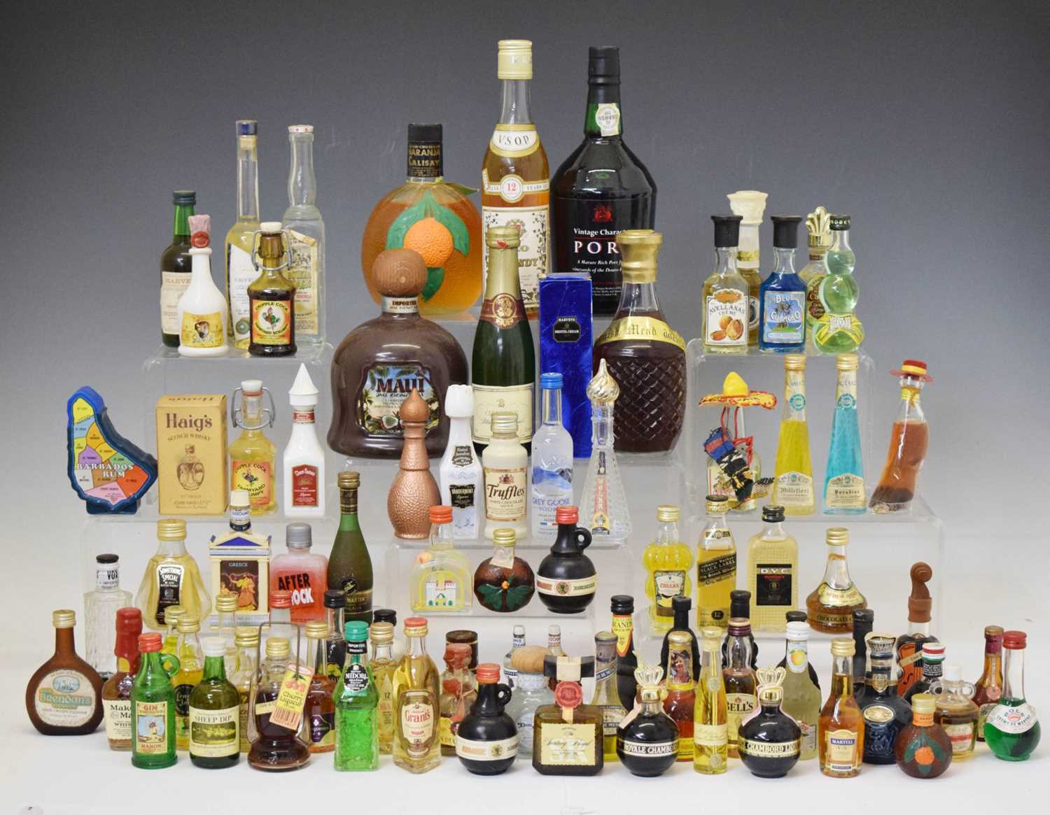 Lot 439 - Large collection of miniatures