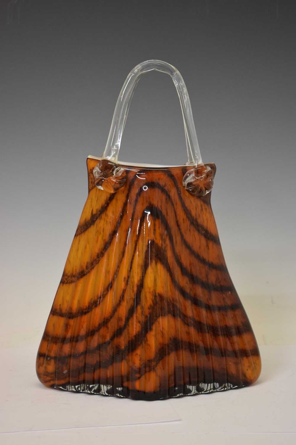 Lot 572 - 20th century 'tortoiseshell' glass vase