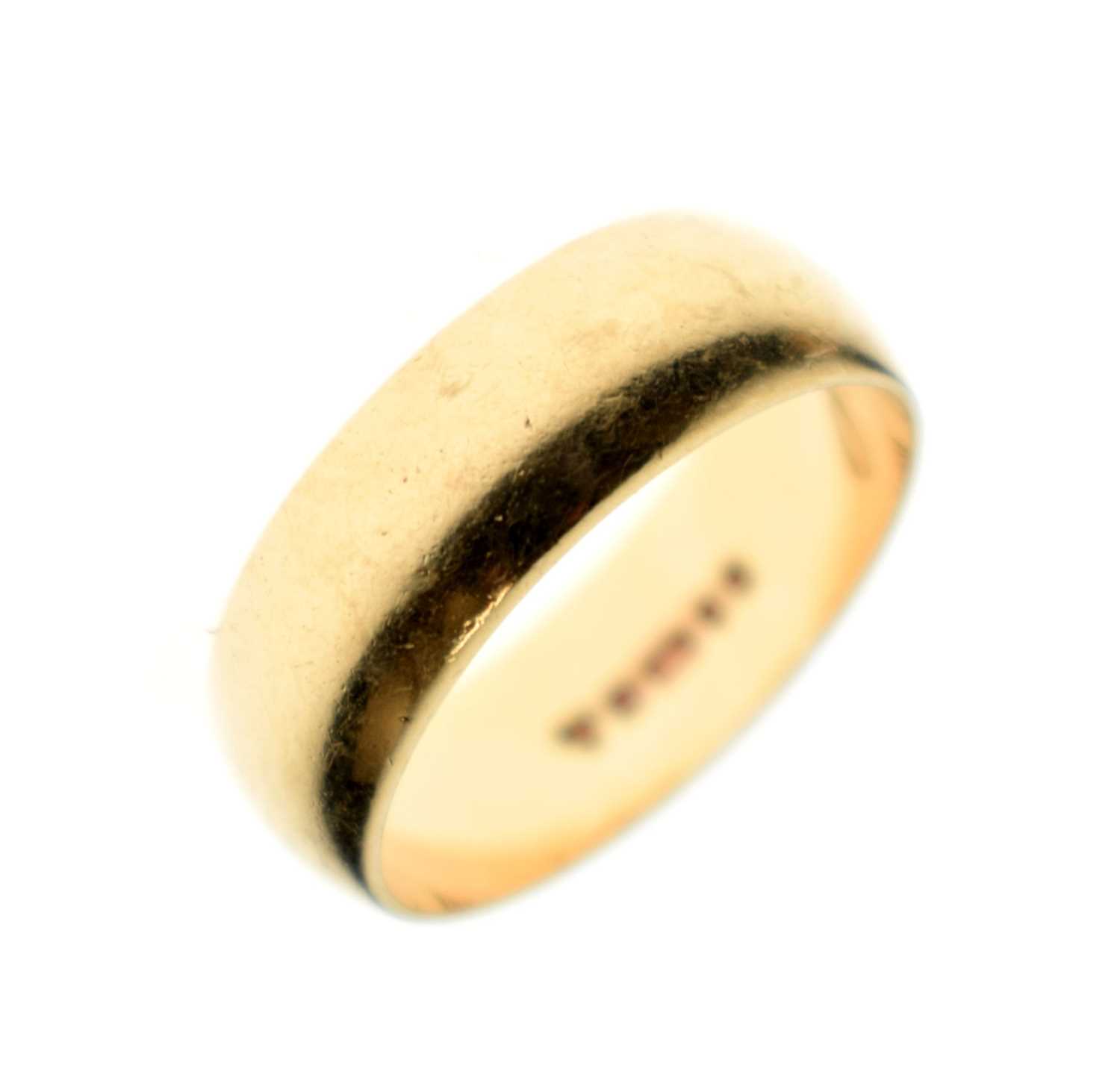 Lot 63 - 9ct gold wedding ring
