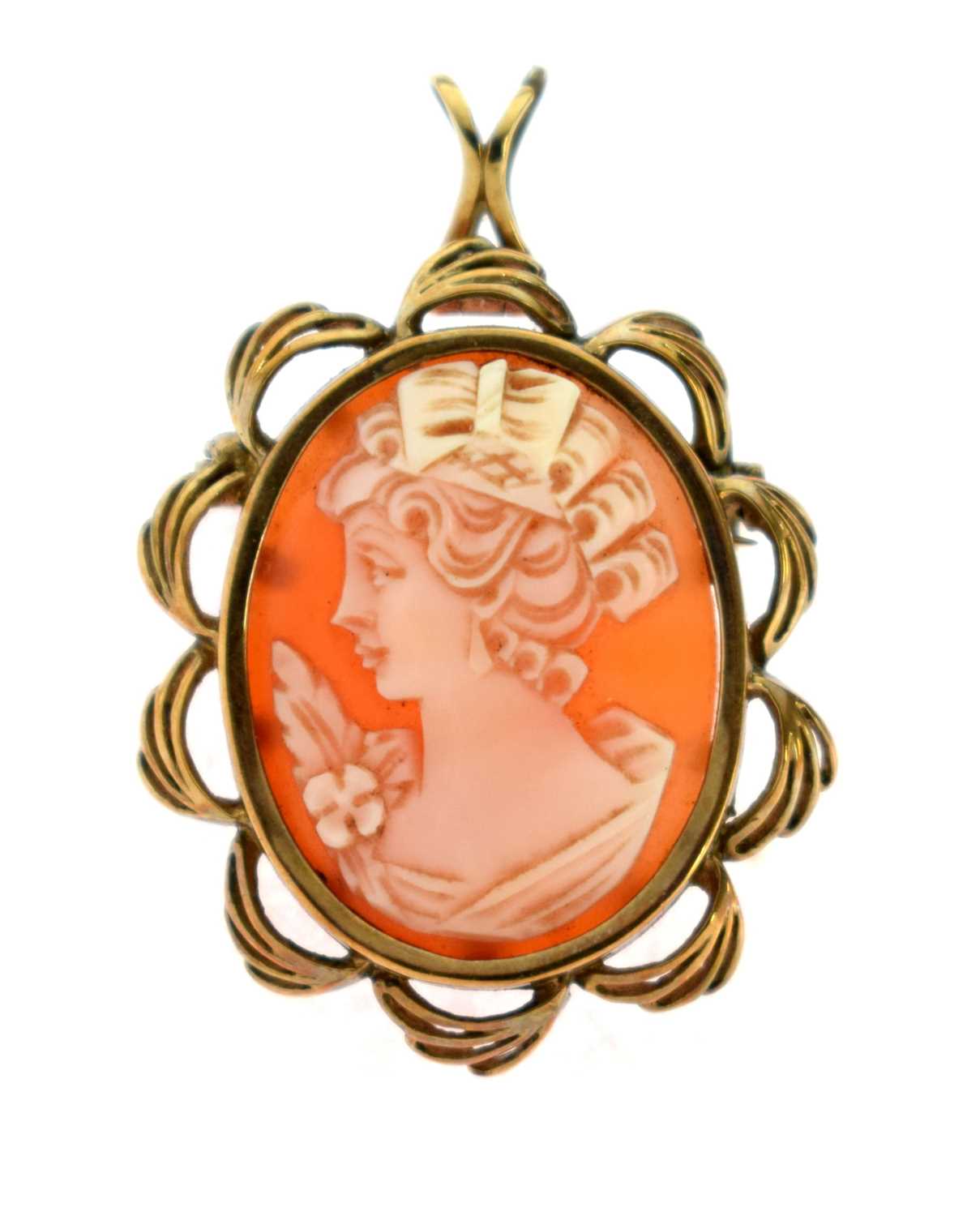 Lot 76 - Shell cameo 9ct gold pendant brooch