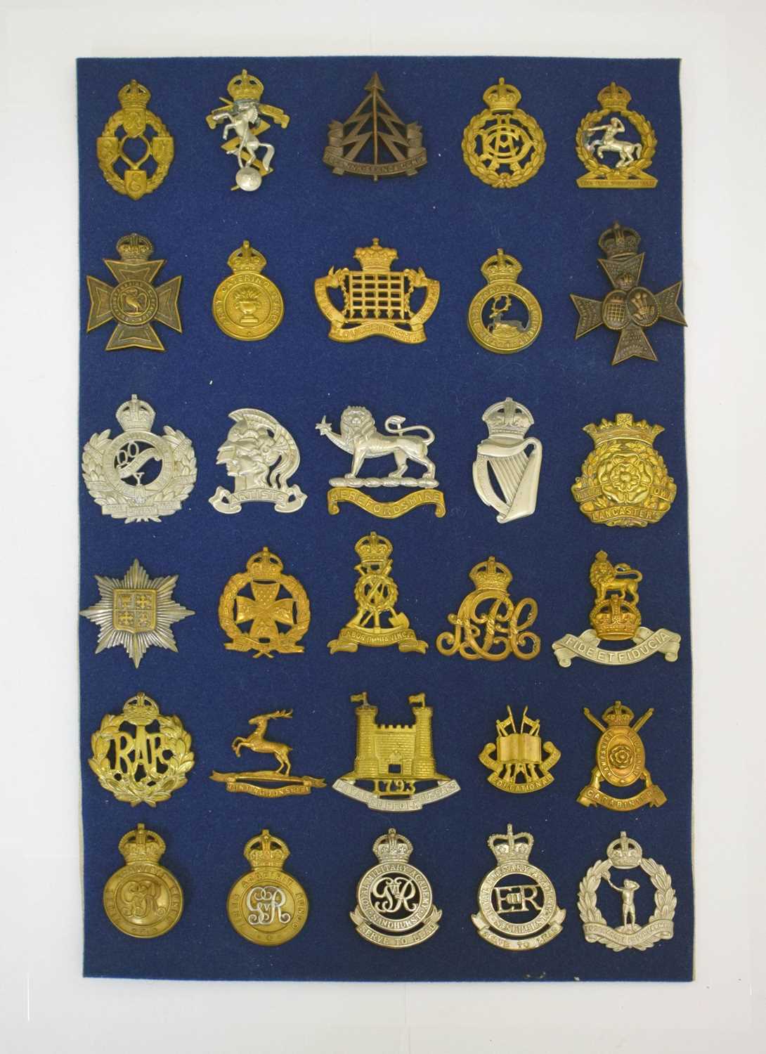 Lot 335 - Mixed group of cap badges