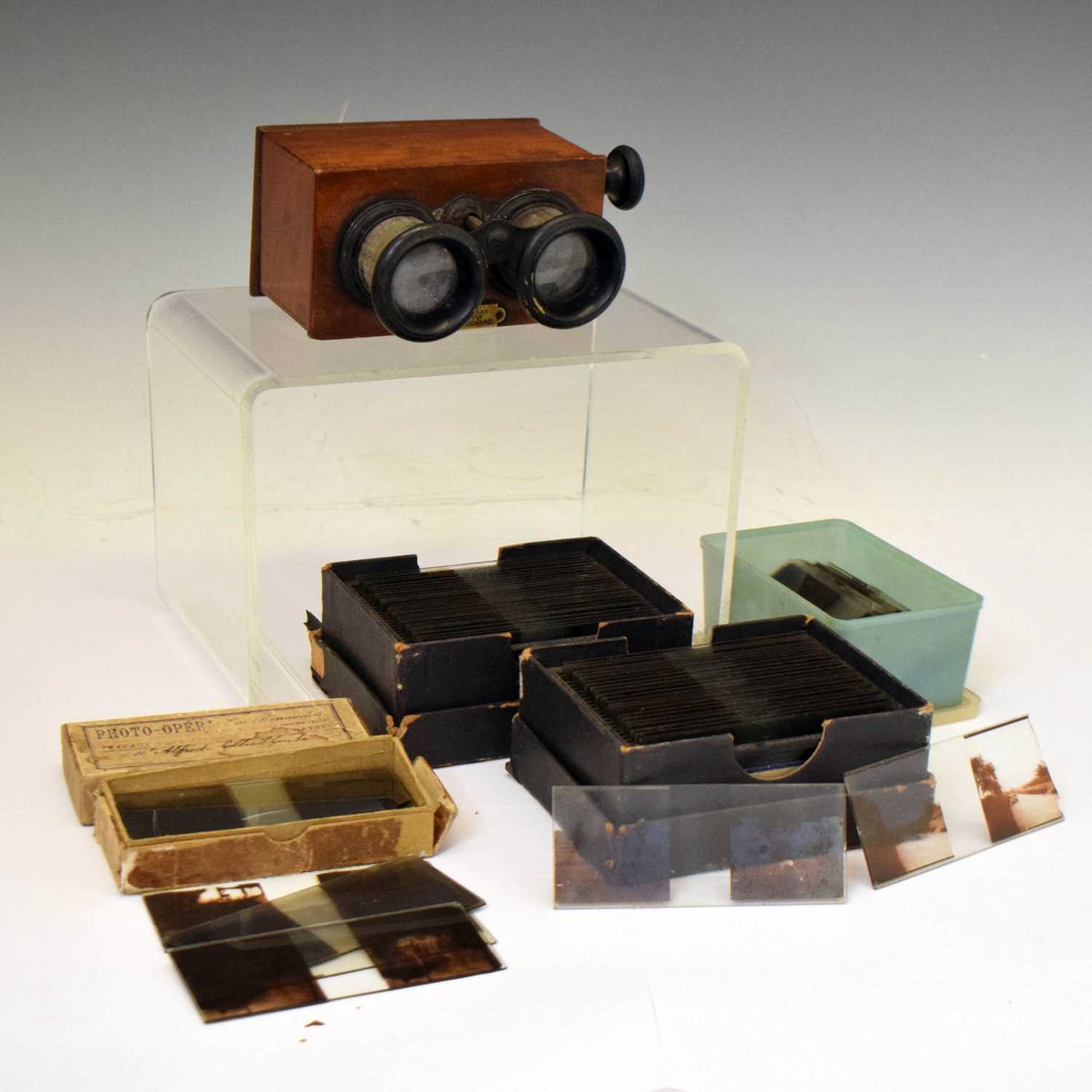 Lot 320 - 'Verascope Richard' stereoscope and