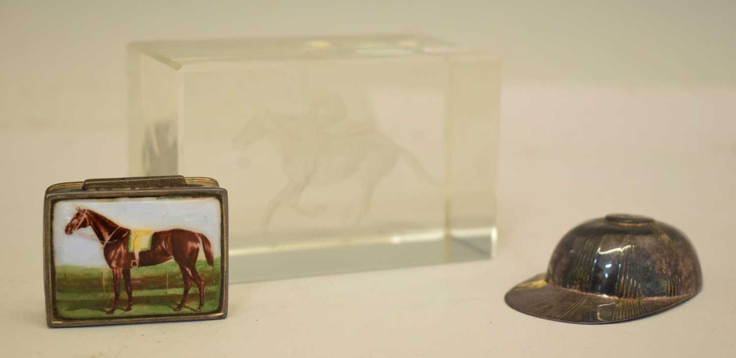 Lot 186 - Silver jockey's cap novelty caddy spoon and