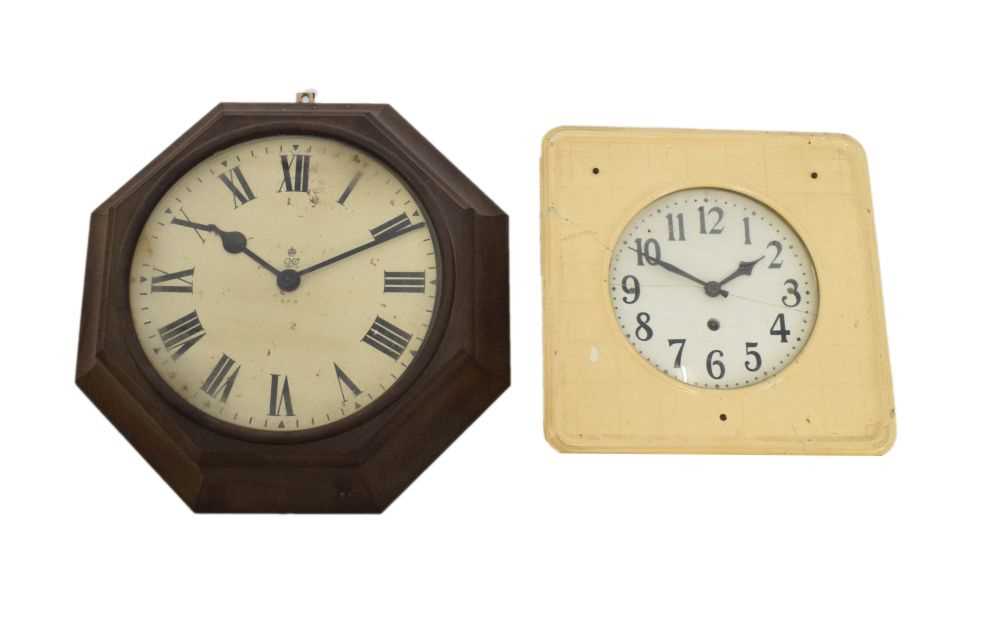 Lot 468 - George VI brown Bakelite GPO wall clock
